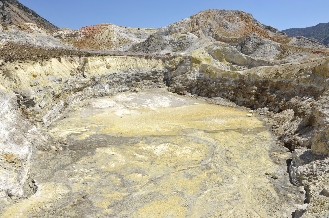 Wulkan na wyspie Nisyros - Grecja | Turystyka Bez Granic